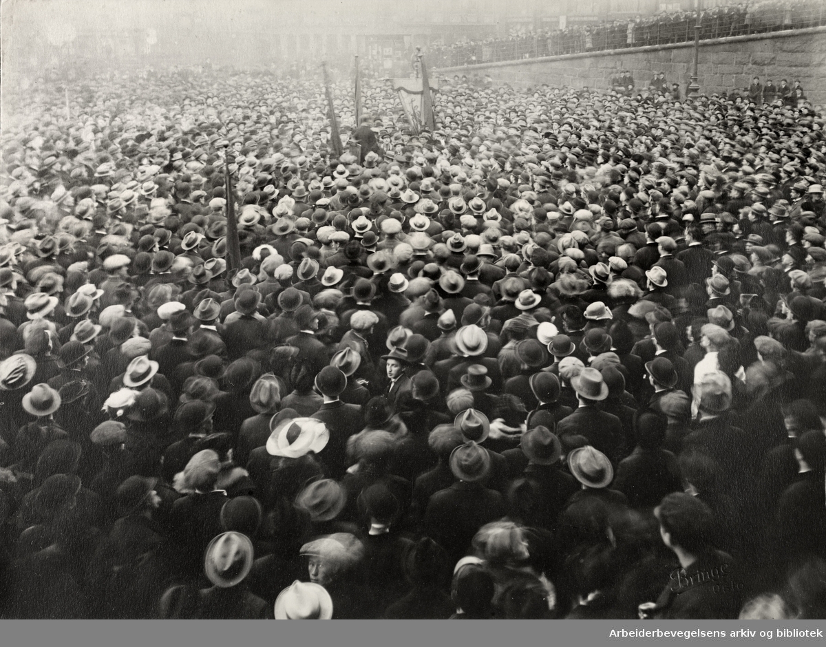 Nyhetskavalkade 1920 | Nasjonalbiblioteket